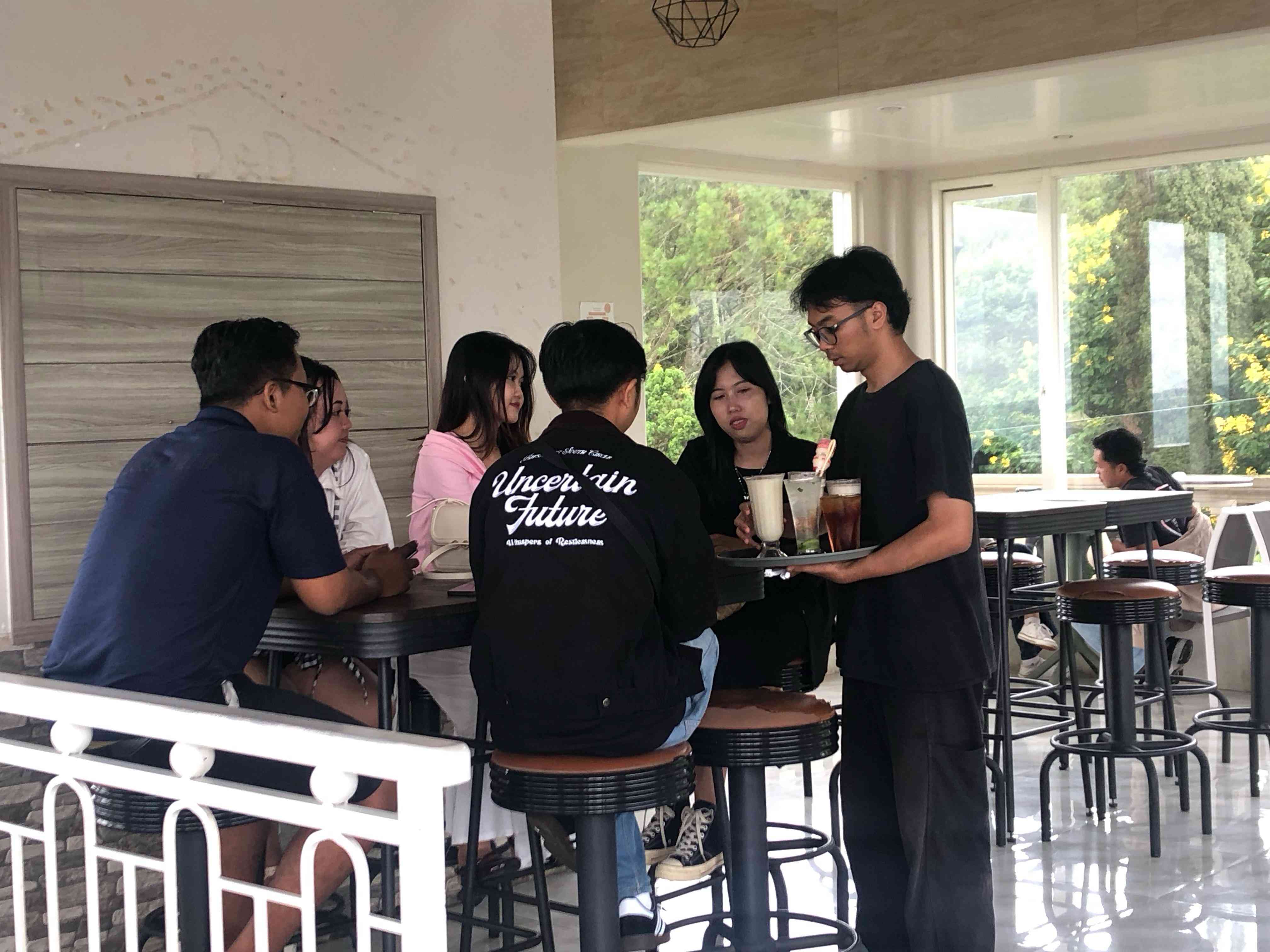 Cafe D&D Bellevue Batu: Kafe Berkonsep Klasik dengan Menu Lokal