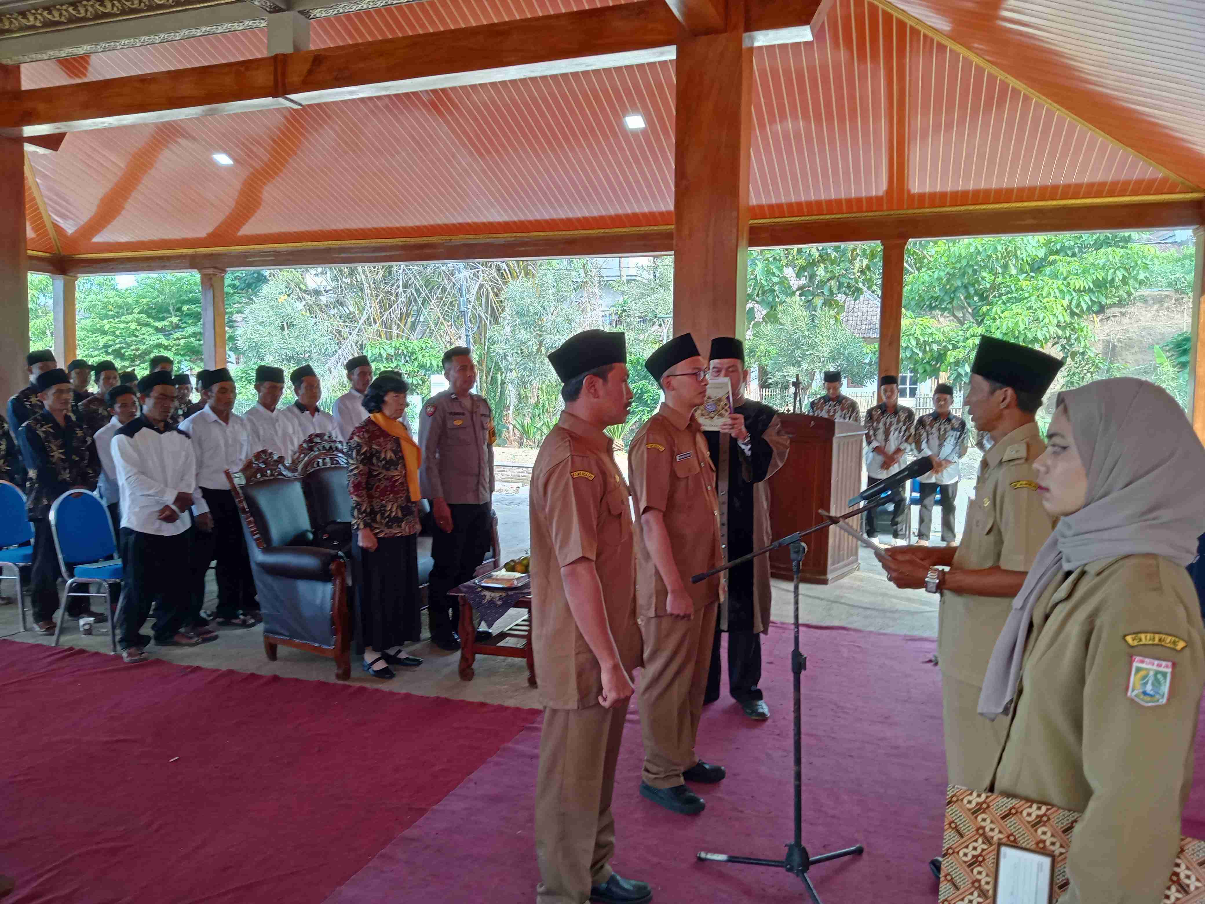 Ketua RT dan RW 'Dongkol' Desa Selorejo Terima Penghargaan, 2 Perangkat ...